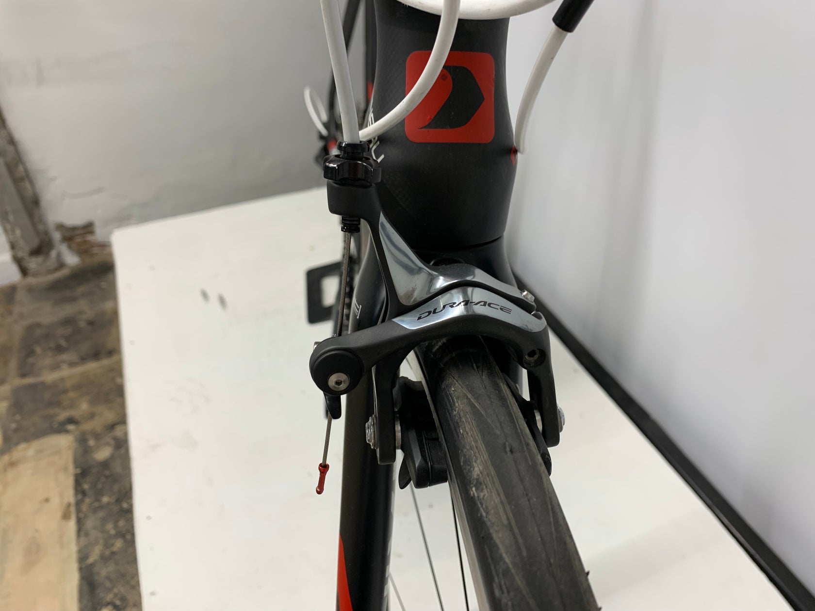 Louis Garneau Gennix R1 Carbon Road Bike – Gremlins Bicycle Emporium